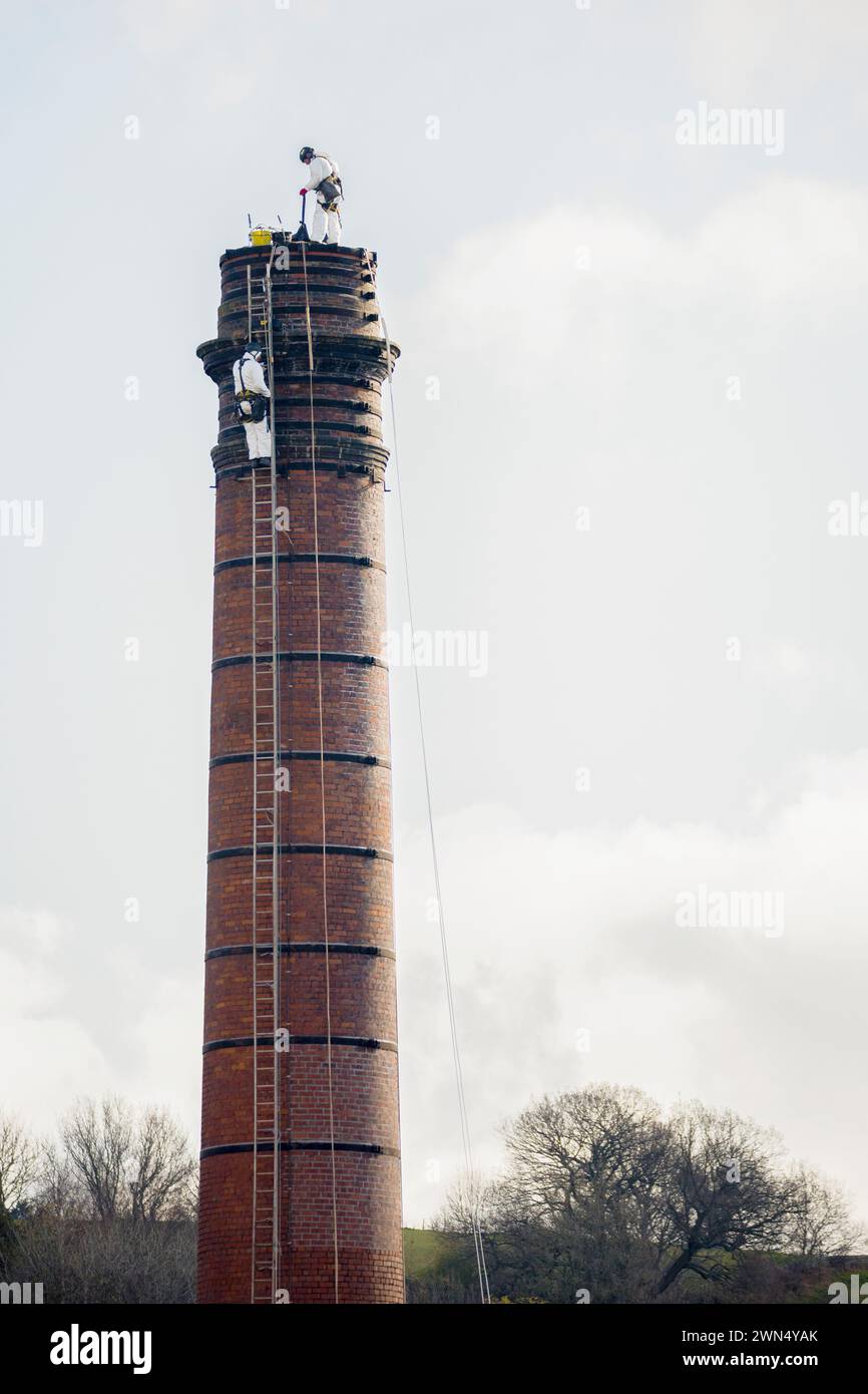 01/04/22 Steeplejacks scale the 43 metre-high Milford Mill chimney to ...