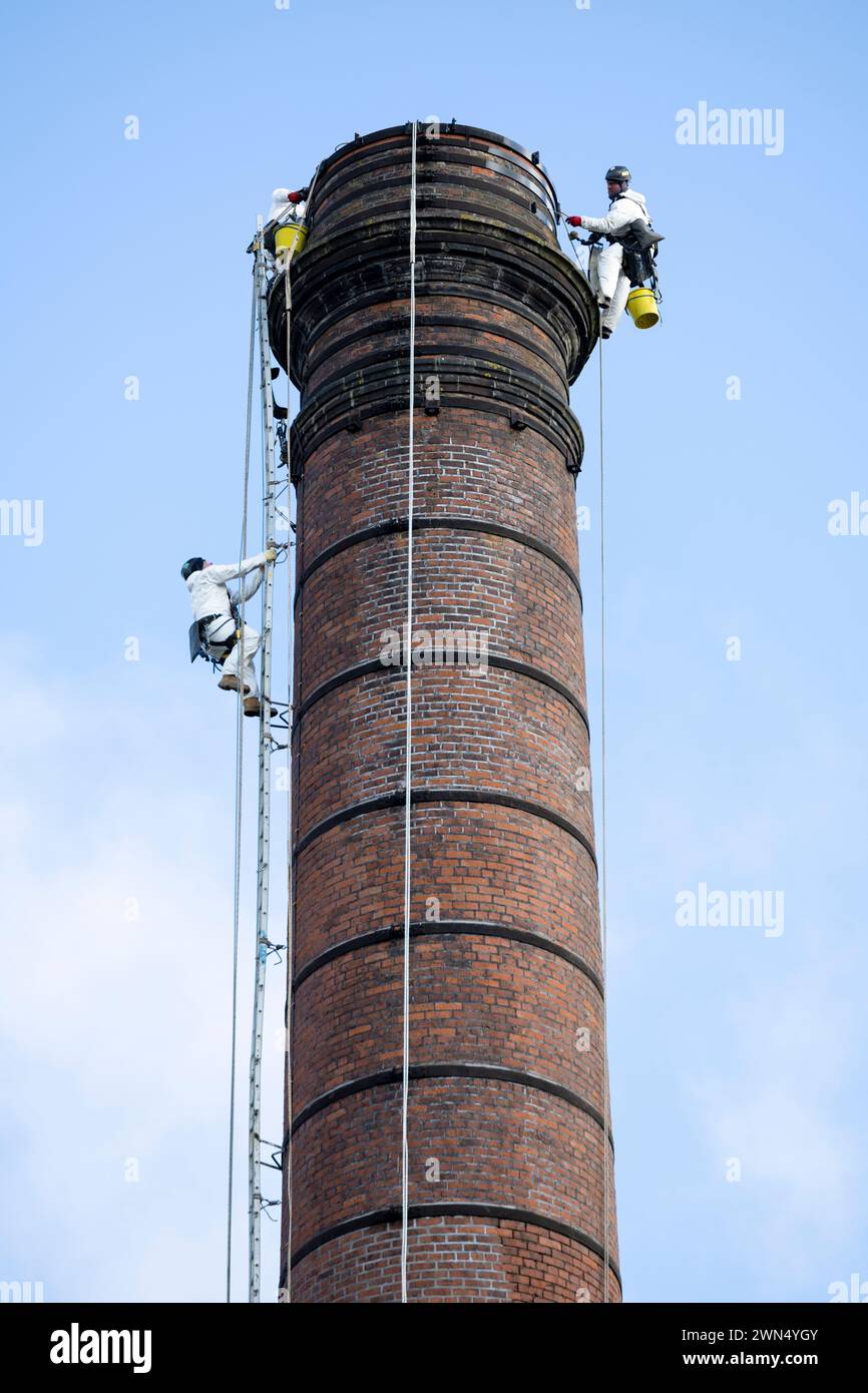 01/04/22 Steeplejacks scale the 43 metre-high Milford Mill chimney to ...