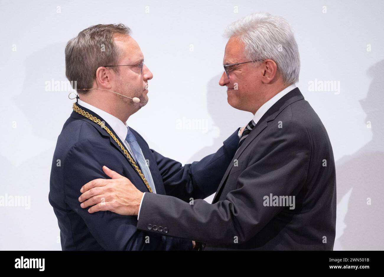 Ulm, Germany. 29th Feb, 2024. Martin Ansbacher (SPD, l), new Lord Mayor ...