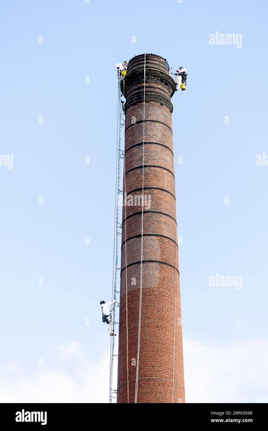 01/04/22 Steeplejacks scale the 43 metre-high Milford Mill chimney to ...