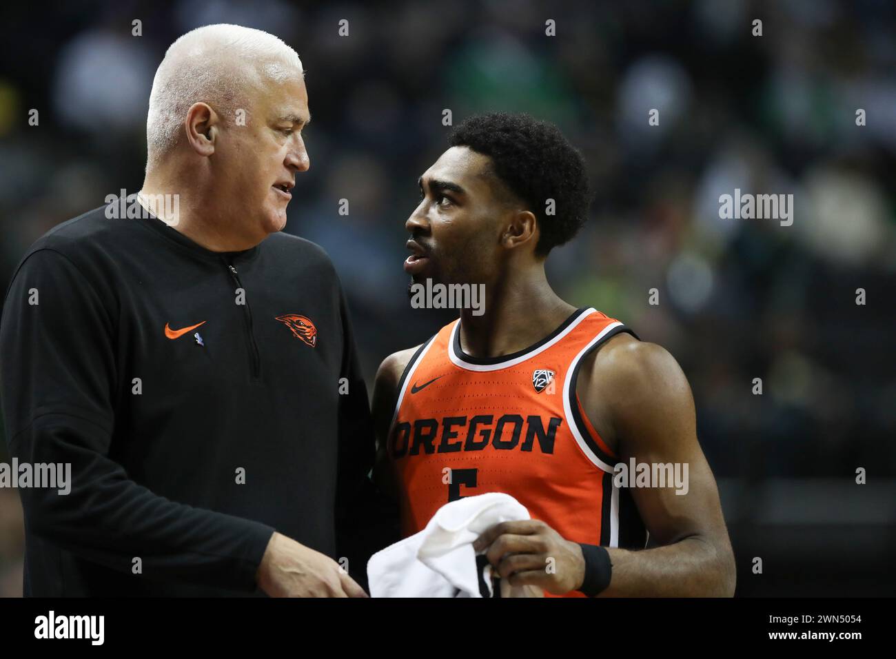 Oregon State head coach Wayne Tinkle talks with guard Justin Rochelin ...