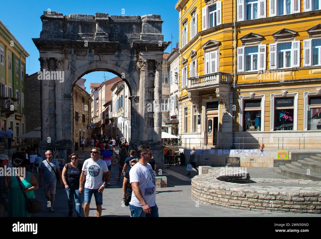 Tourists under the Sergio Arch - Roman triumphal arch of the Sergio ...