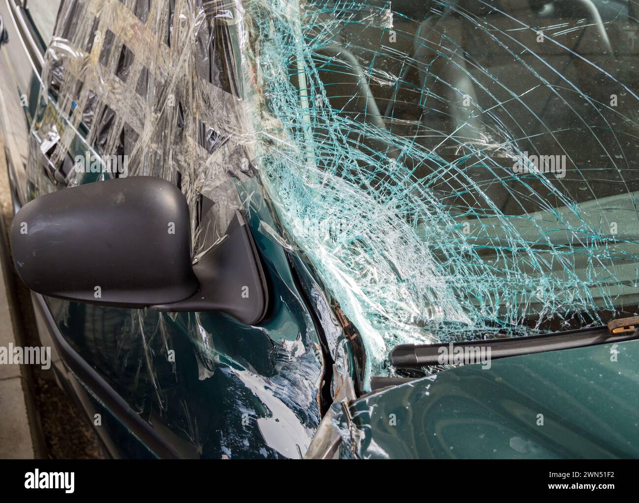 Car damaged in an accident hi-res stock photography and images - Alamy