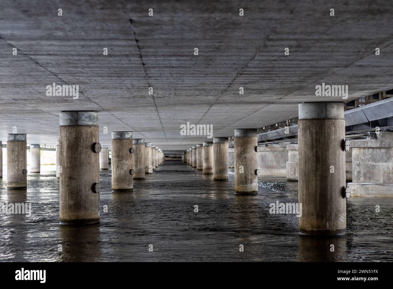 Concrete columns under construction hi-res stock photography and images ...