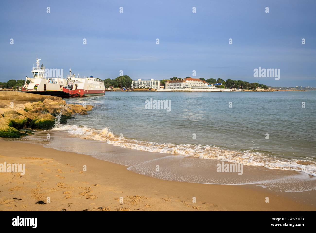 The Chain Ferry from Studland to Sandbanks across the mouth of Poole ...
