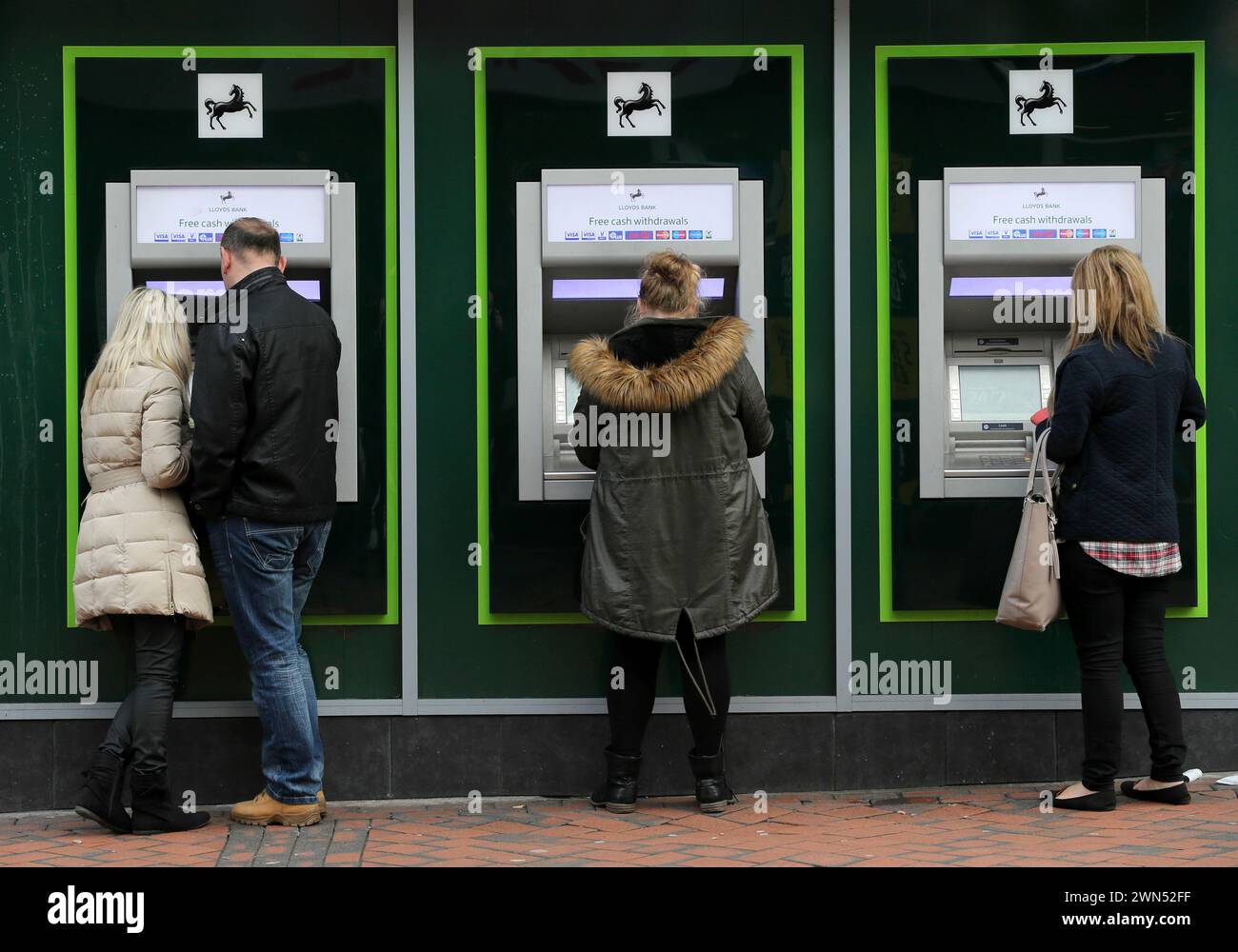 Hsbc cashpoint cash point hi-res stock photography and images - Alamy