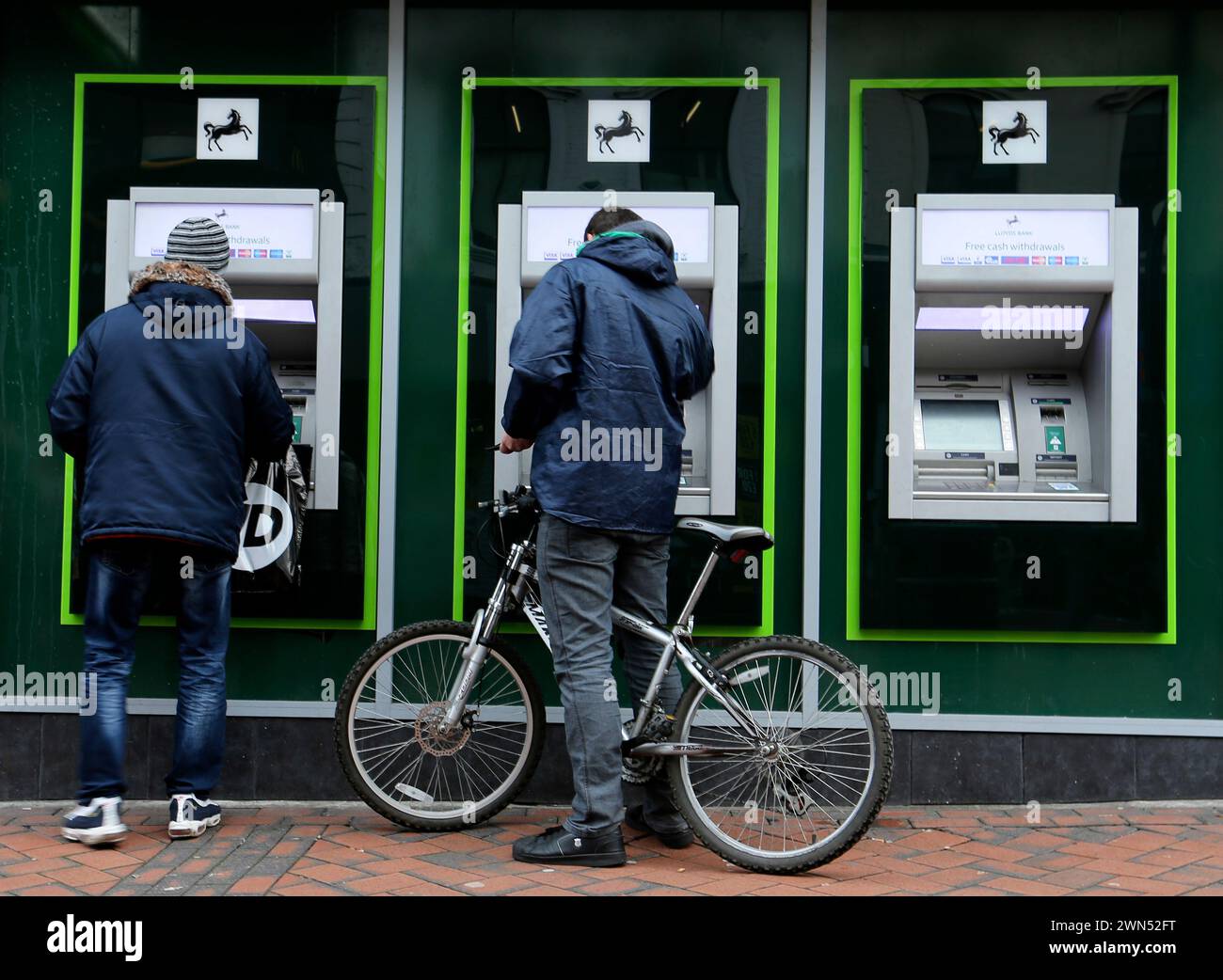Hsbc cashpoint cash point hi-res stock photography and images - Alamy