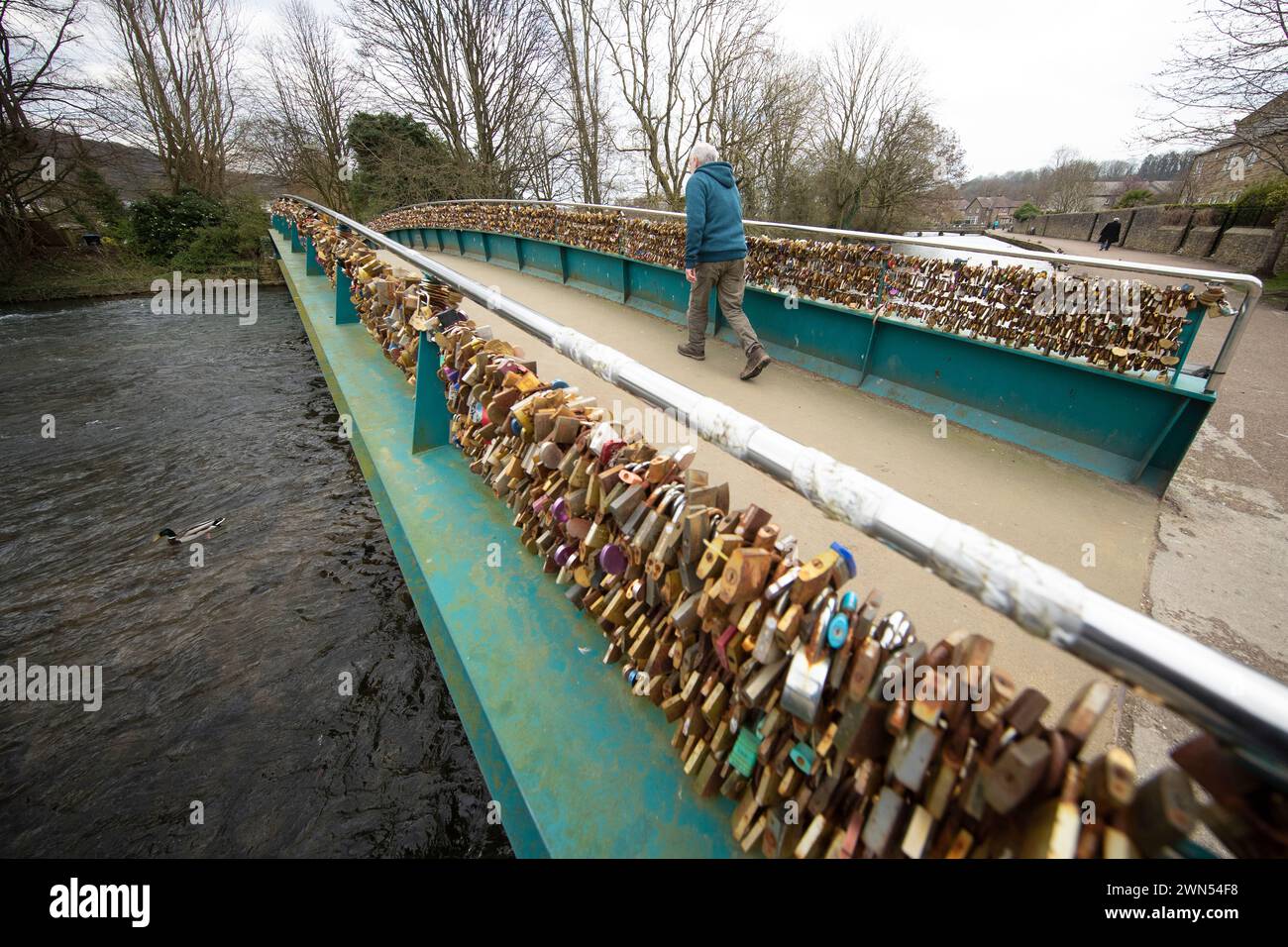 24/03/21 The ‘love lock’ Weir Bridge over the river Wye in Bakewell ...