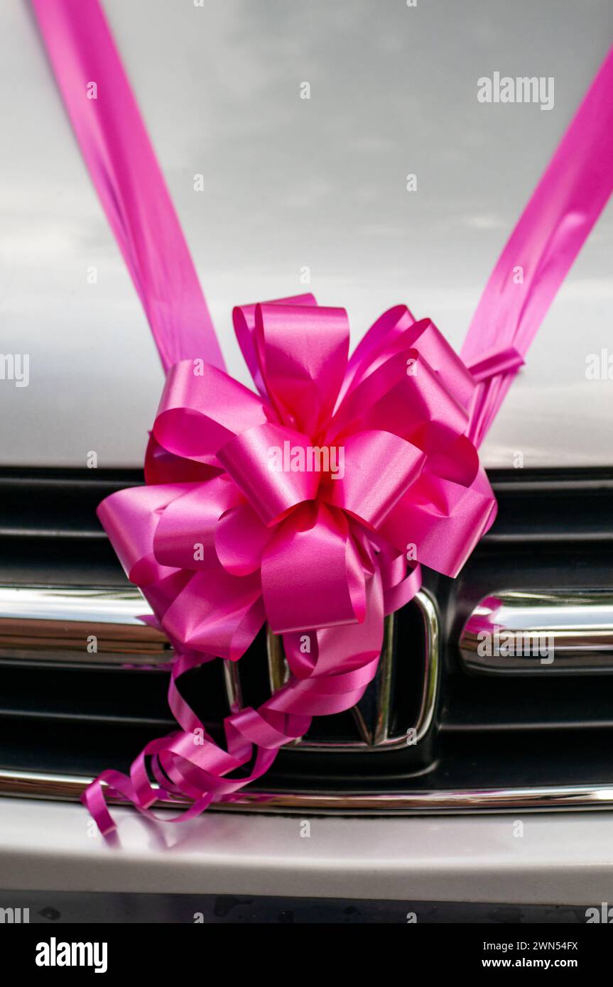 Wedding car with ribbons Stock Photo - Alamy