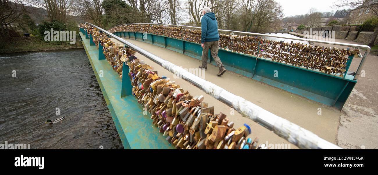 24/03/21 The ‘love lock’ Weir Bridge over the river Wye in Bakewell ...