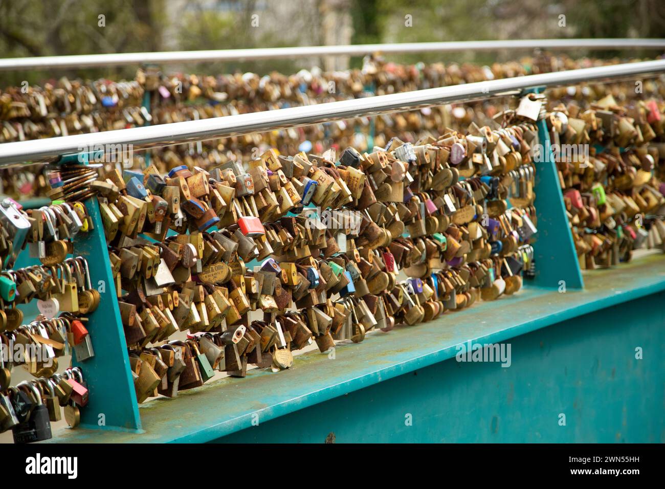 24/03/21 The ‘love lock’ Weir Bridge over the river Wye in Bakewell ...