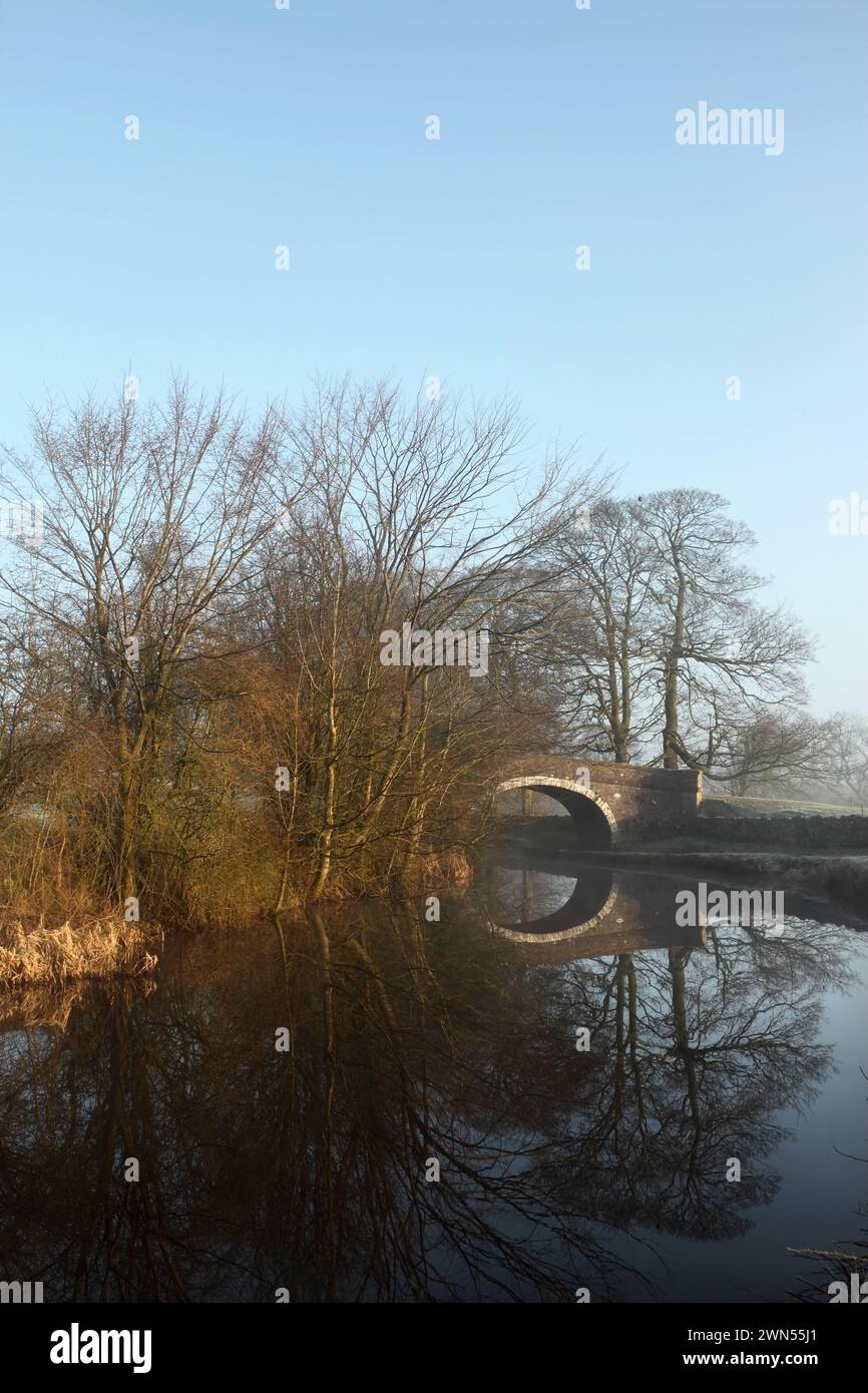 Newton Bridge (no. 164) over the Leeds-Liverpool canal near Bank Newton ...