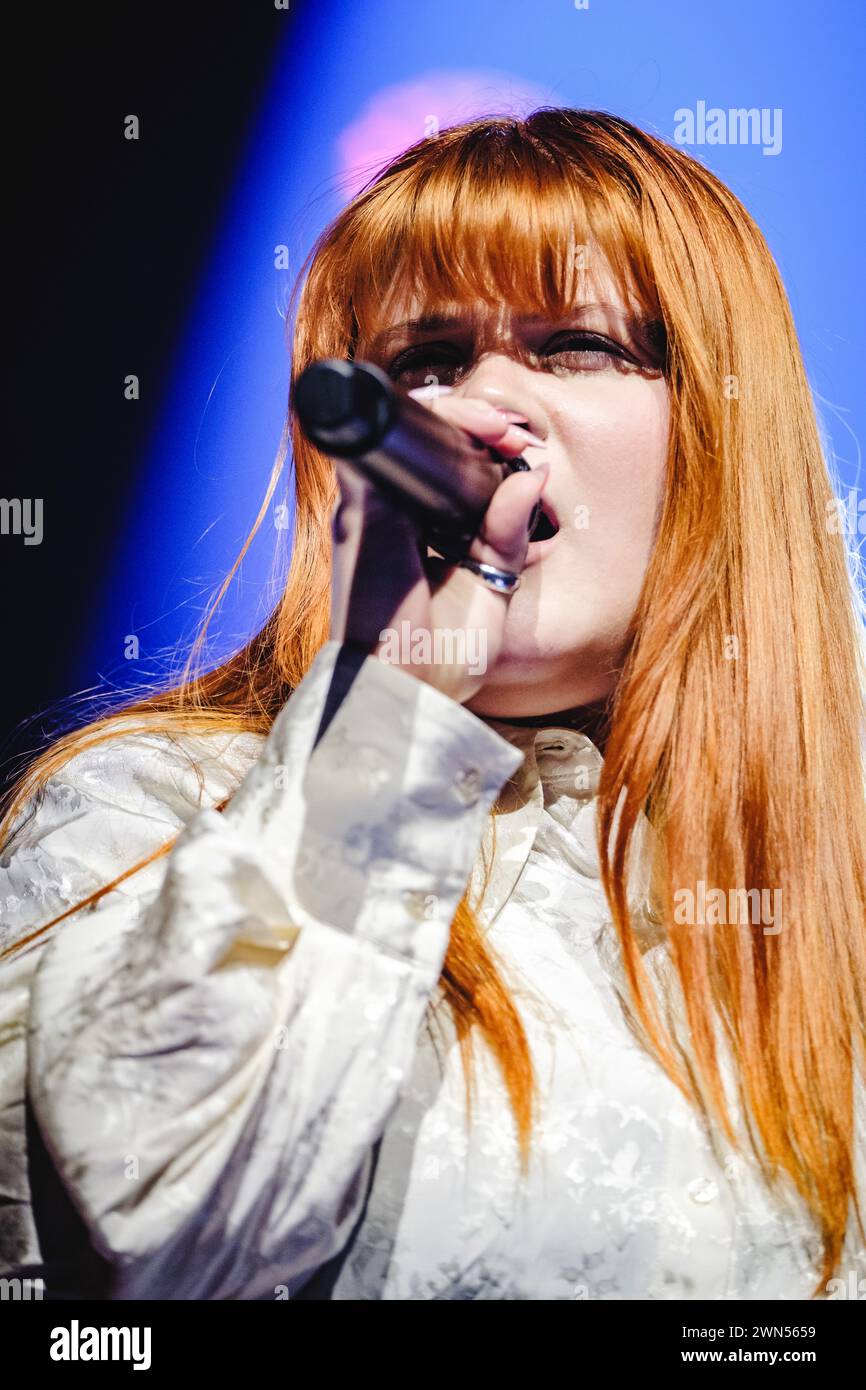 Loi singer hi-res stock photography and images - Alamy