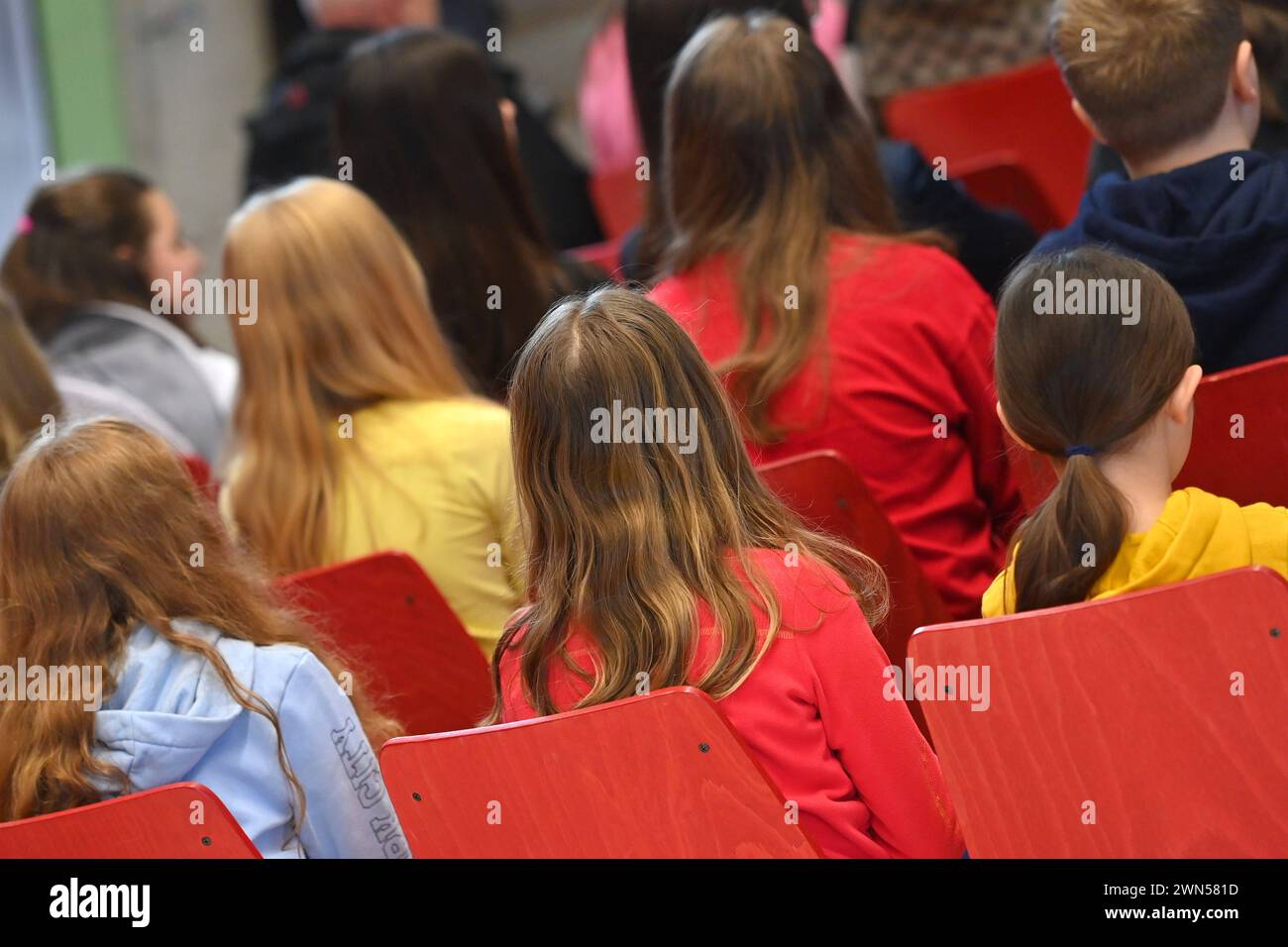 Schulunterricht am Oskar-Maria-Graf-Gymnasium in Neufarn / Bayern am 29 ...