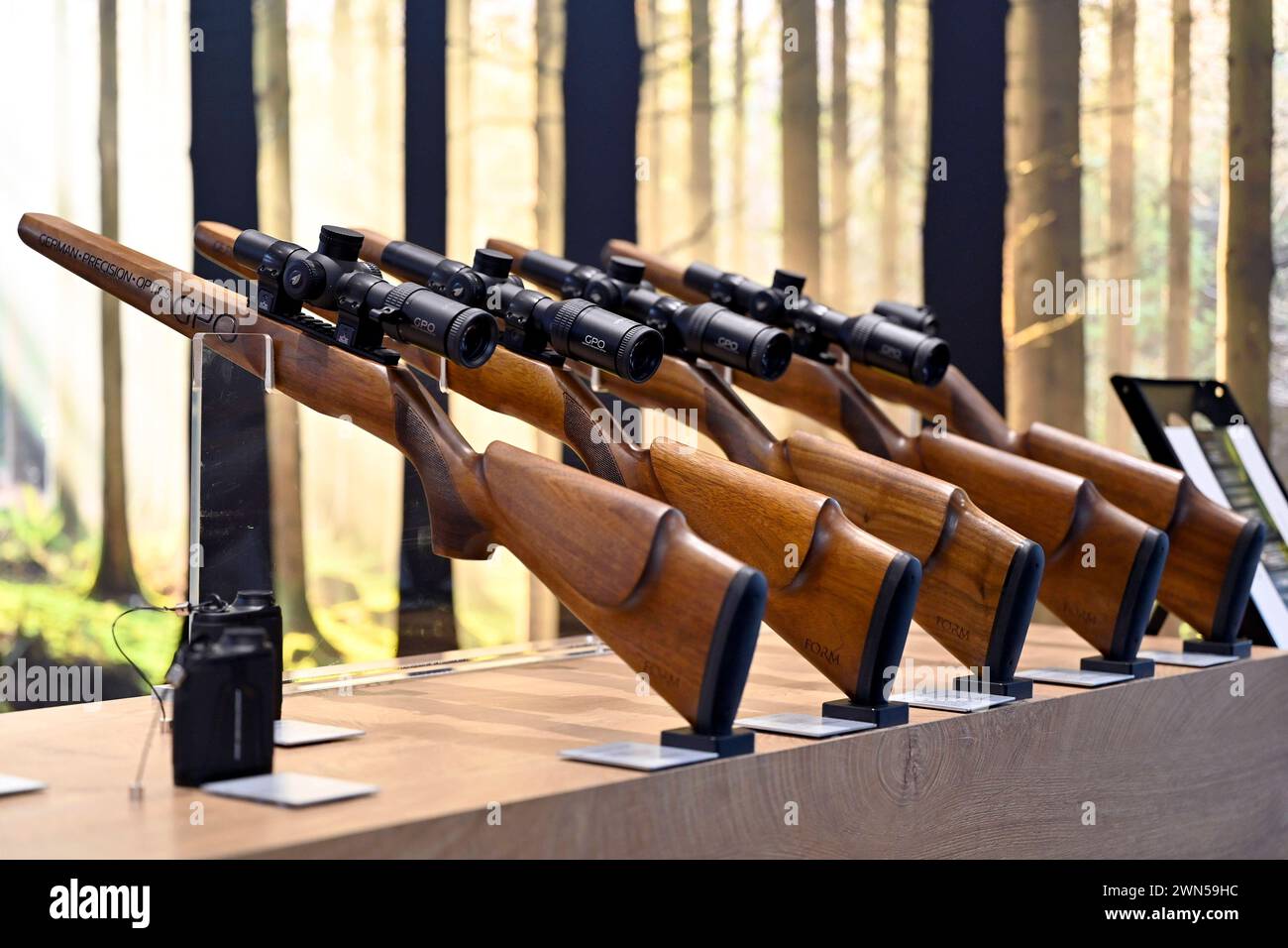 Zielfernrohre montiert auf Gewehrläufen zu sehen auf der Weltleitmesse ...