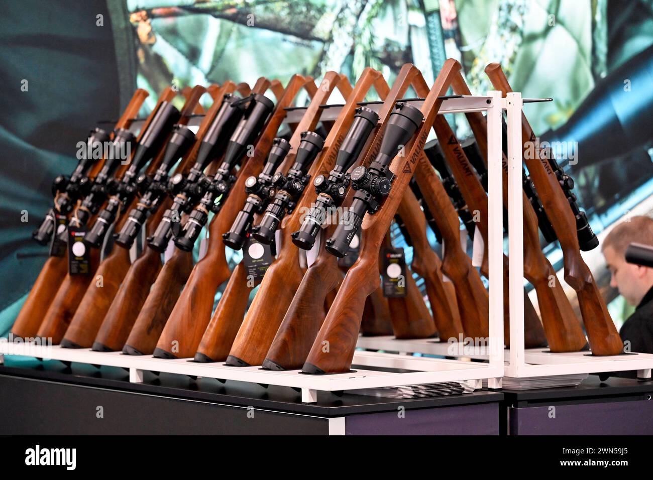 Zielfernrohre montiert auf Gewehrläufen zu sehen auf der Weltleitmesse ...