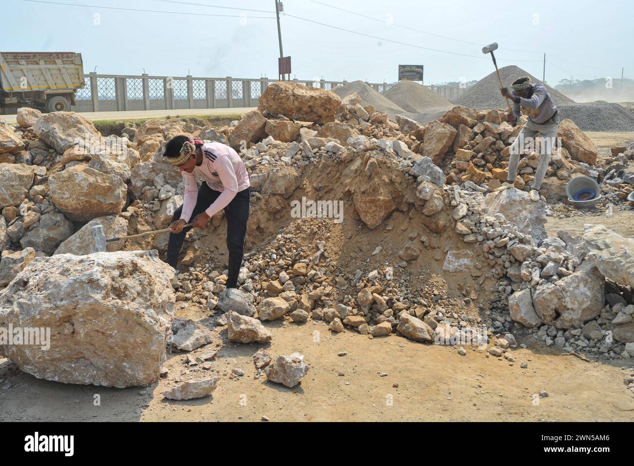 Stone workers hi-res stock photography and images - Alamy