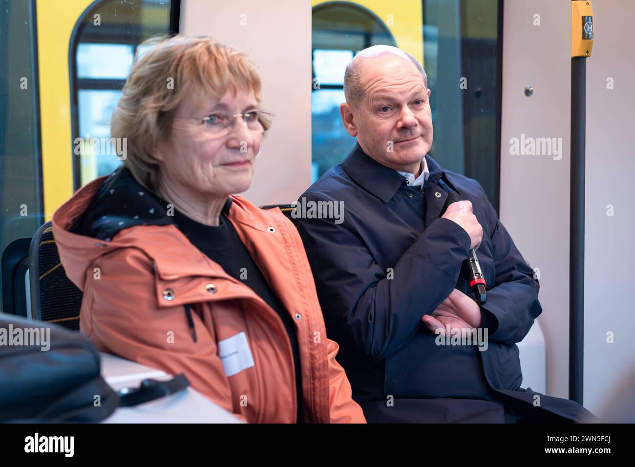 Bundeskanzler besucht Dresdner Demokratie-Projekt bei der DVB Bundeskanzler Olaf Scholz SPD bei ...