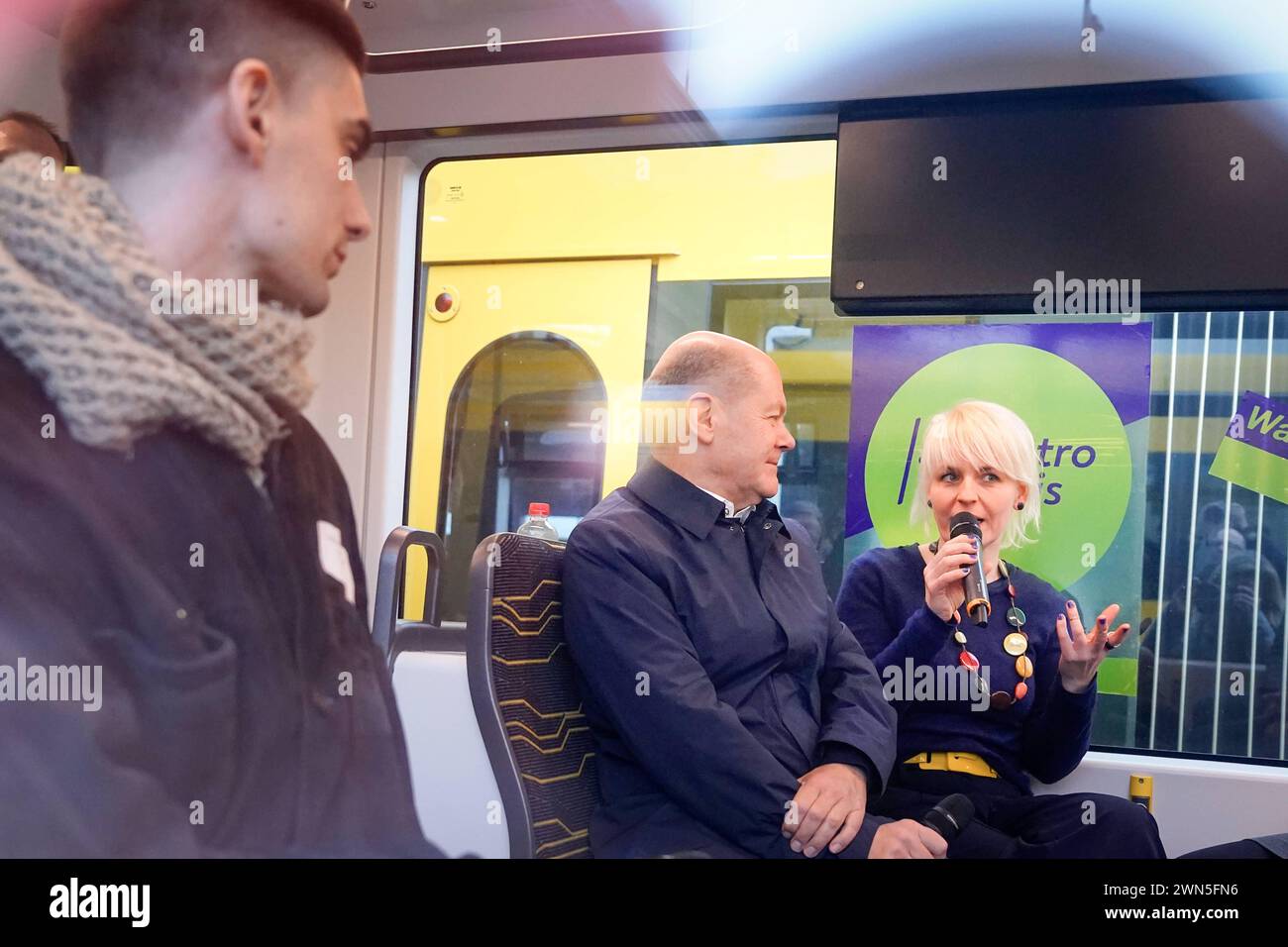 Bundeskanzler besucht Dresdner Demokratie-Projekt bei der DVB Bundeskanzler Olaf Scholz SPD mit ...