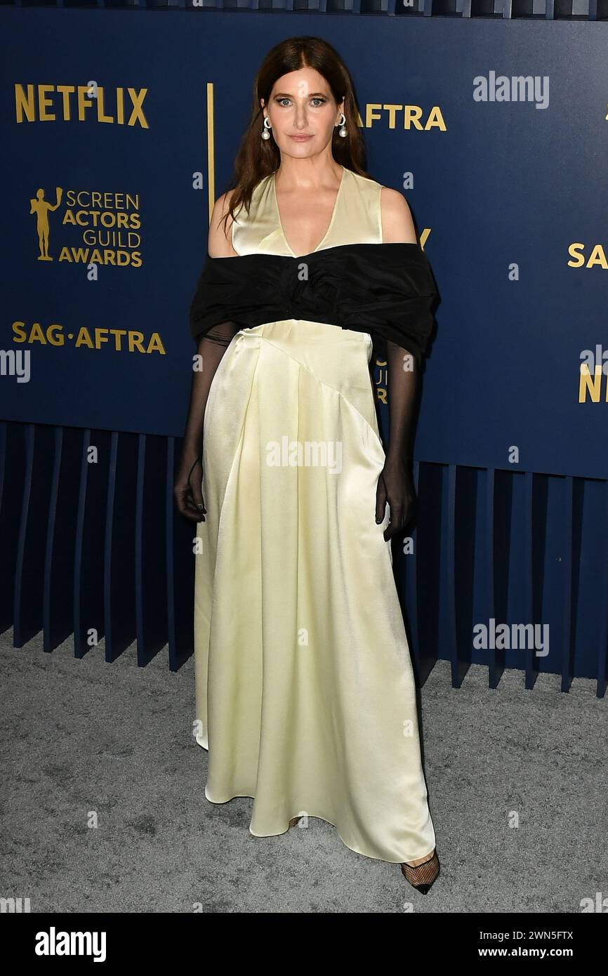 Kathyrn Hahn attends the 30th Annual Screen Actors Guild Awards at ...