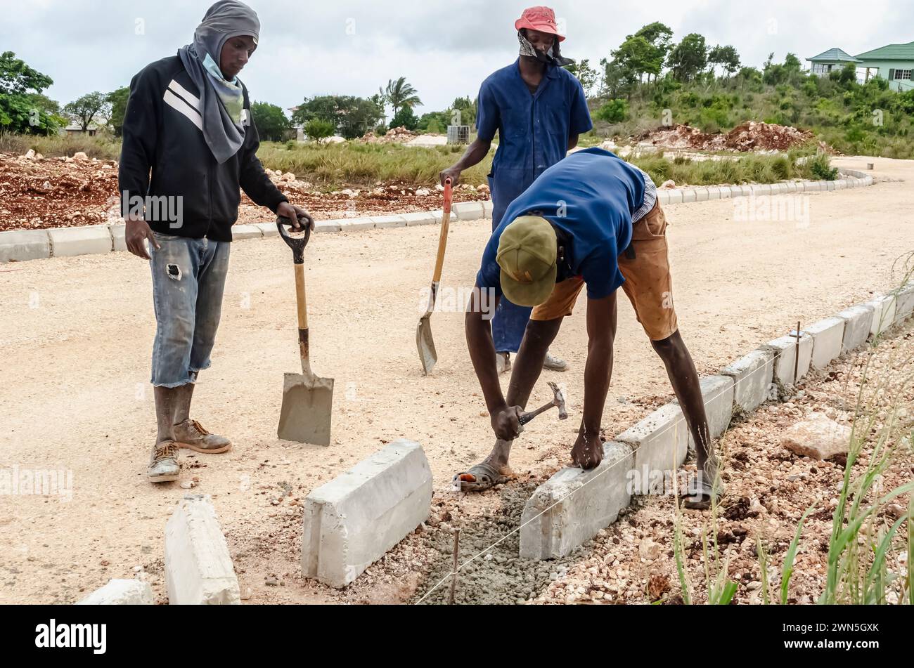 Men working with shovels hi-res stock photography and images - Alamy