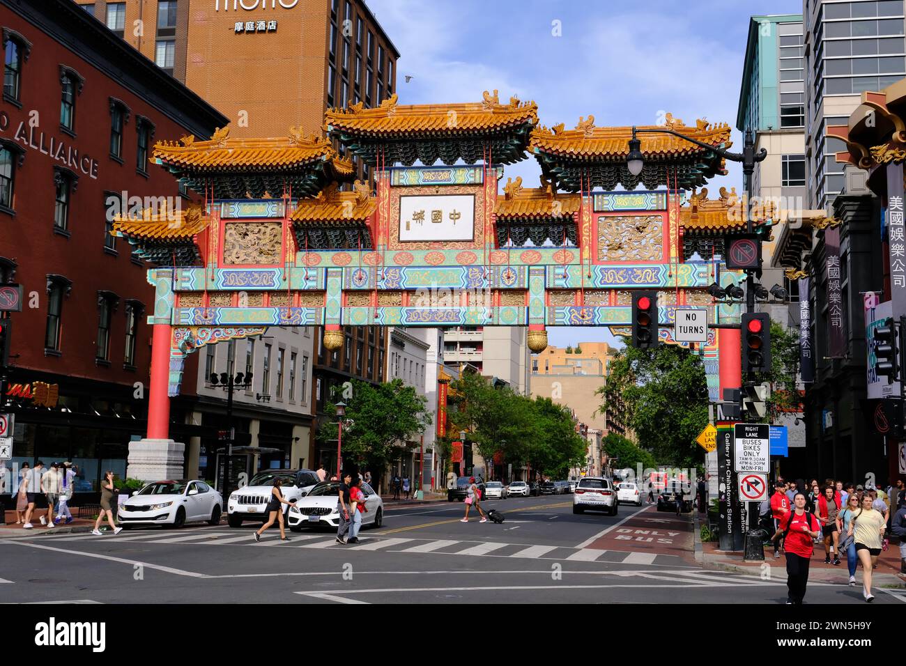 Chinatown friendship arch hi-res stock photography and images - Alamy