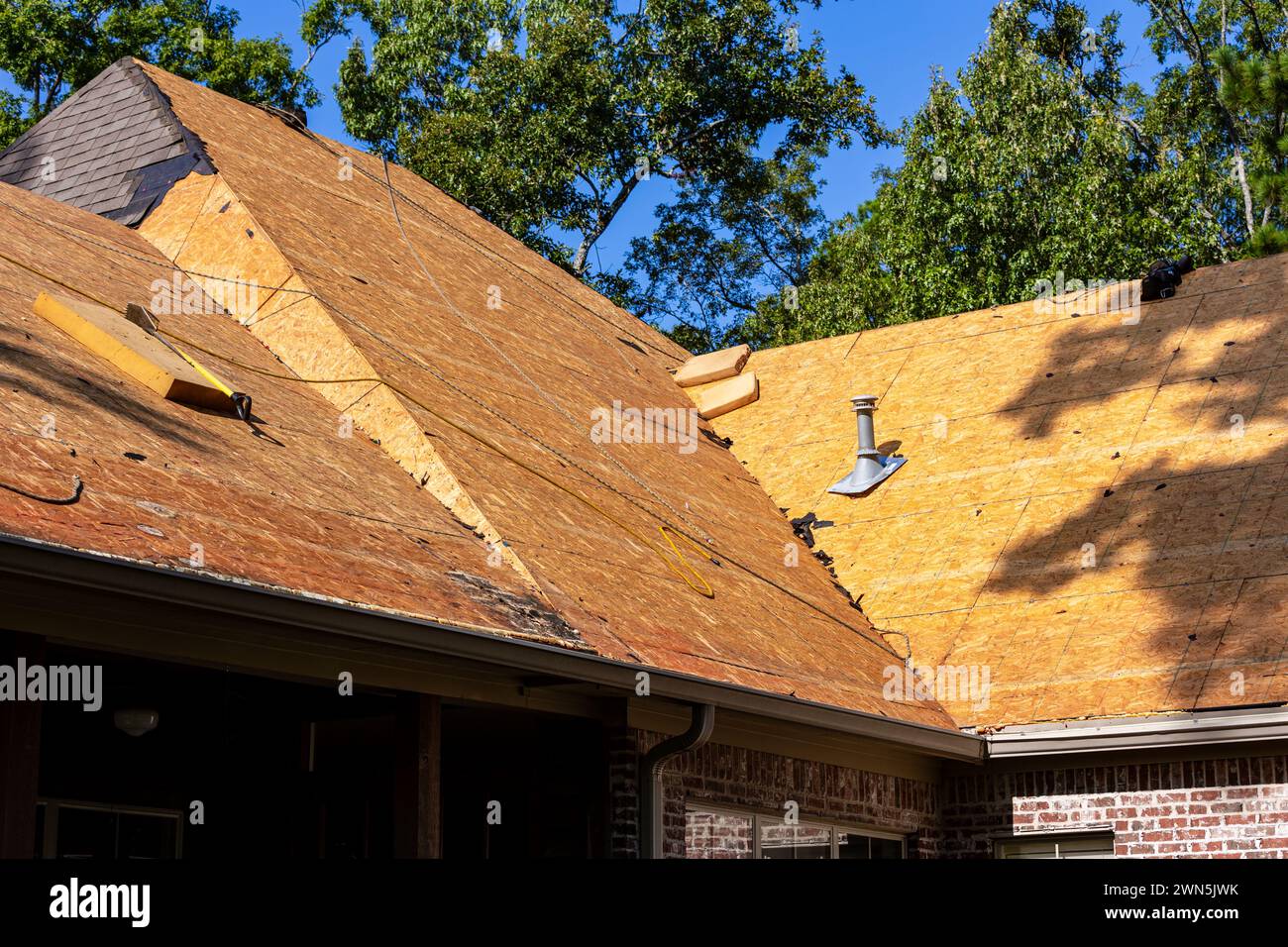 Installing roof shingles hi-res stock photography and images - Alamy