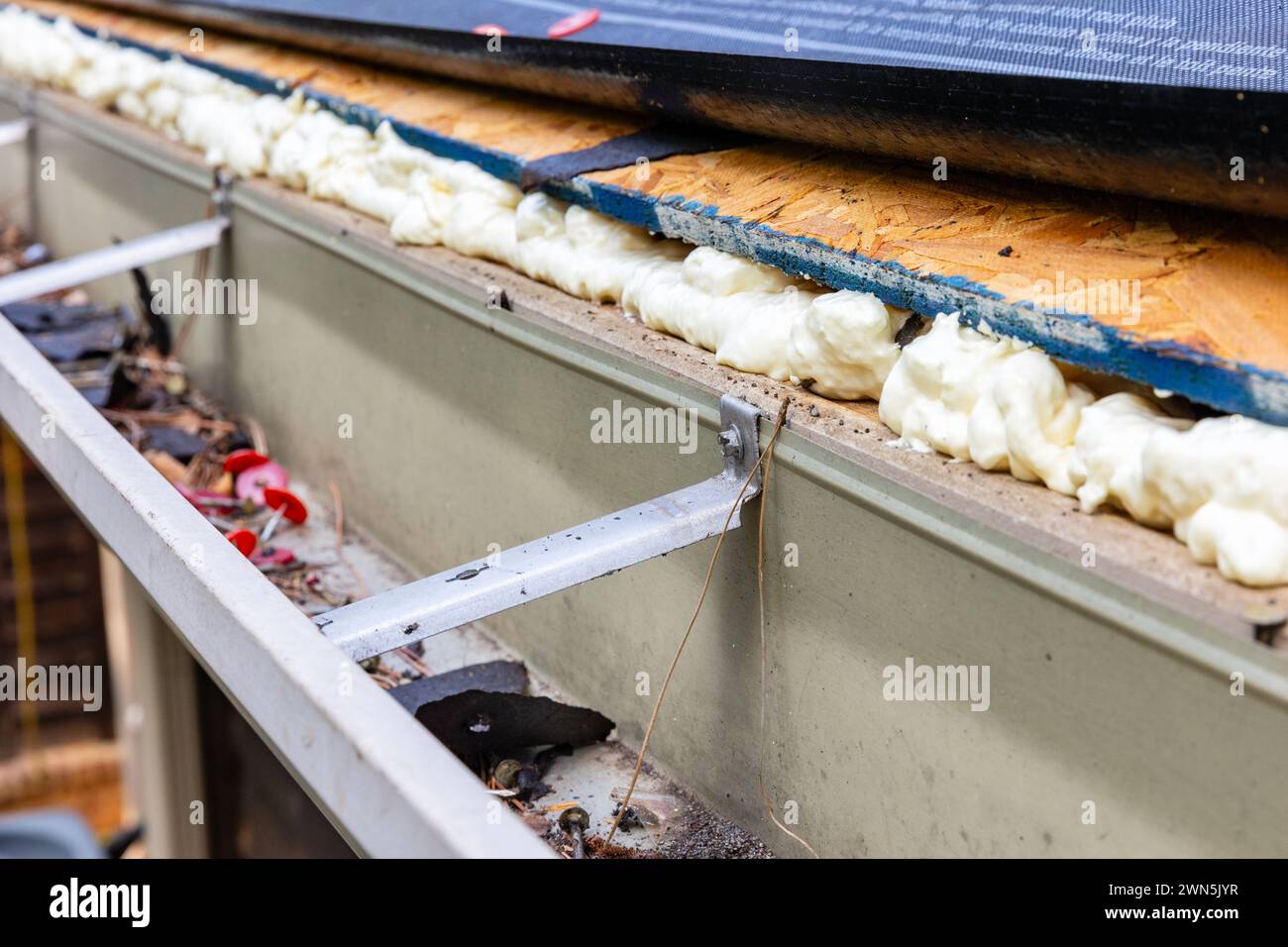 Gutter sealing hi-res stock photography and images - Alamy