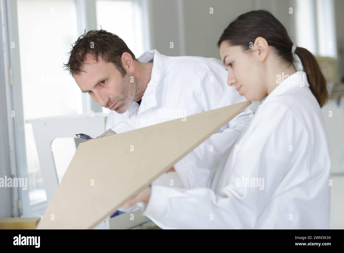 Painter man checking roller hi-res stock photography and images - Alamy