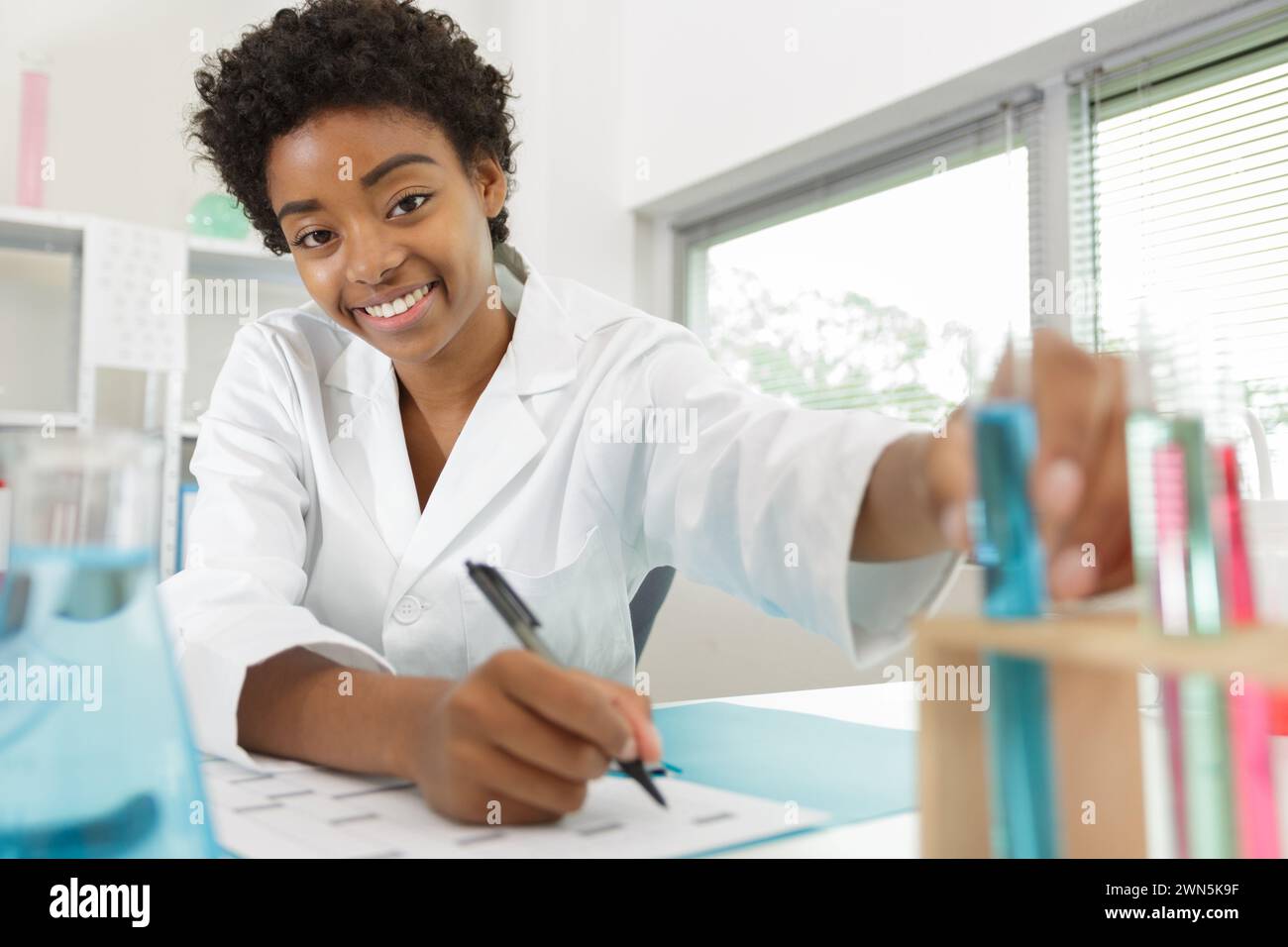 Young doctor experiment samples hi-res stock photography and images - Alamy