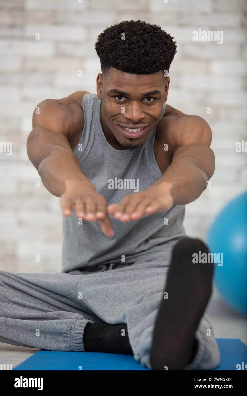 African american muscular man exercises hi-res stock photography and images - Alamy