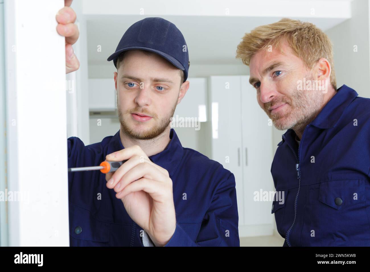 Tradesman using screwdriver hi-res stock photography and images - Alamy
