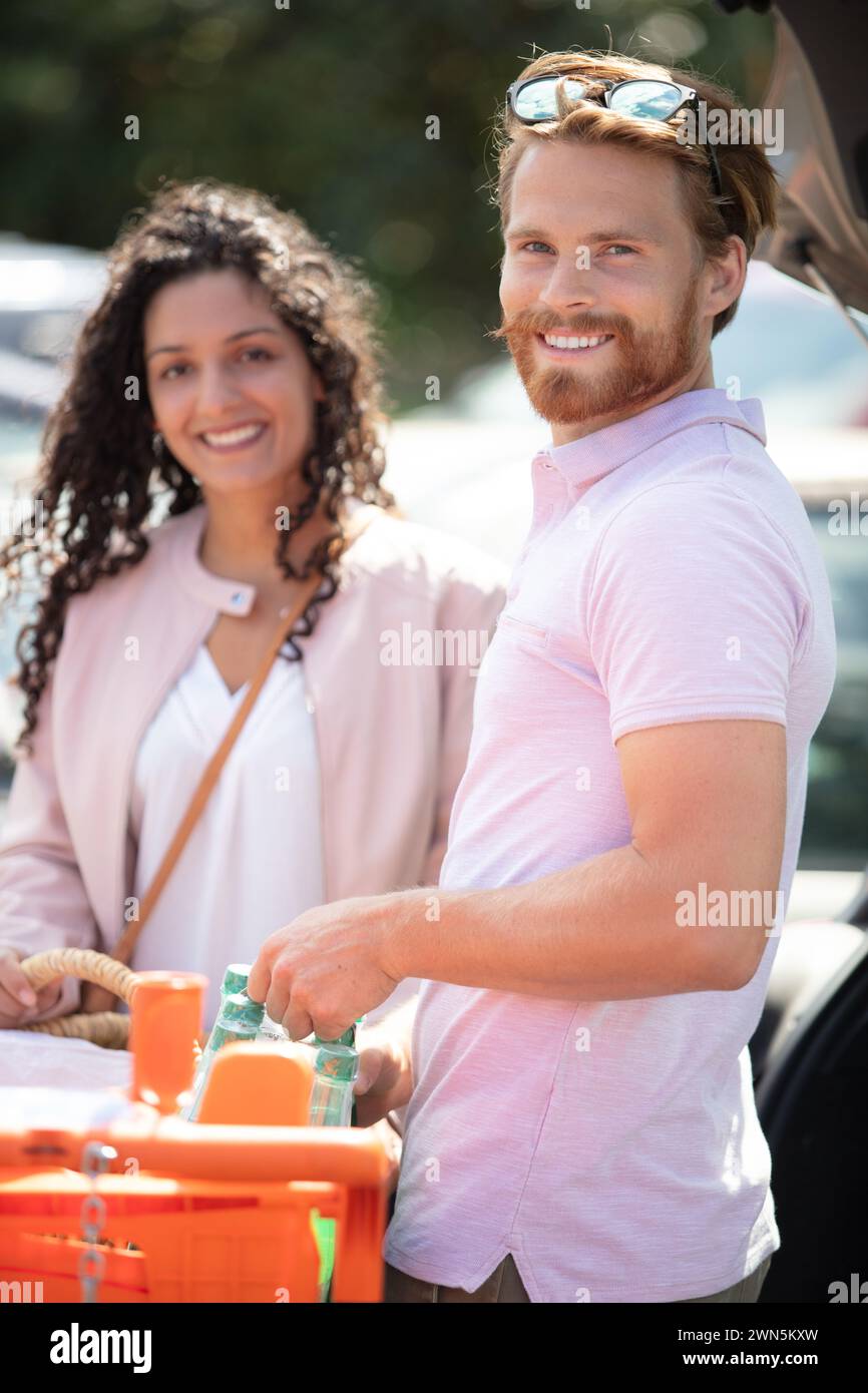 People returning from market hi-res stock photography and images - Alamy