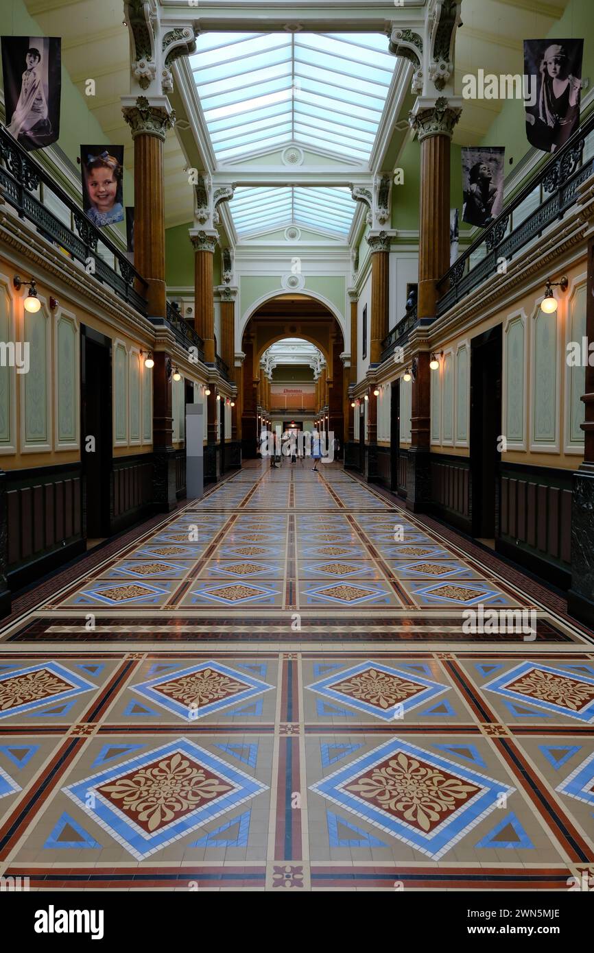 Classic portraits hall hi-res stock photography and images - Alamy