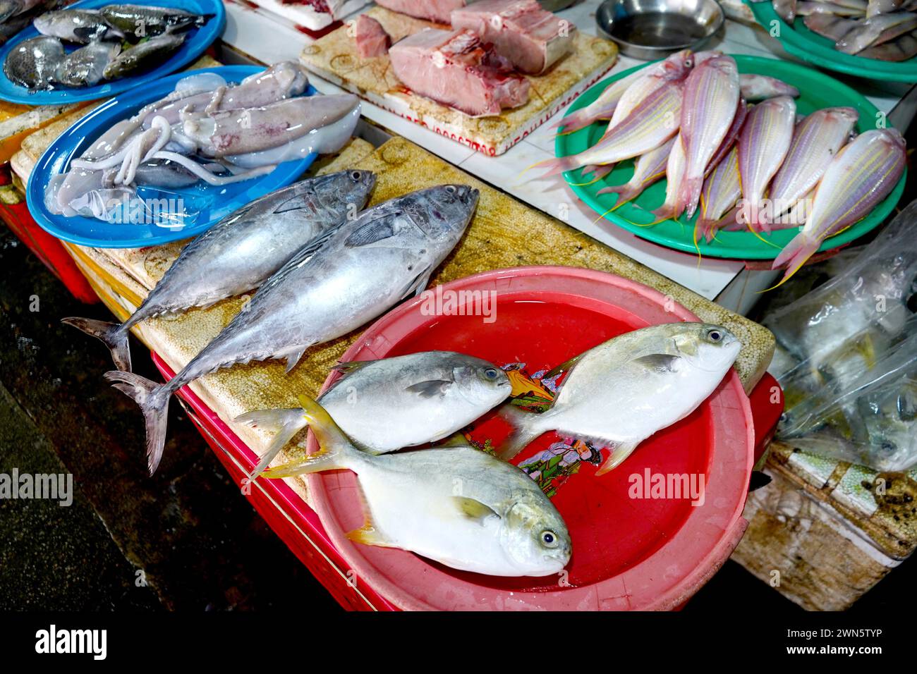 Market vietnam seller fish seafood hi-res stock photography and images ...