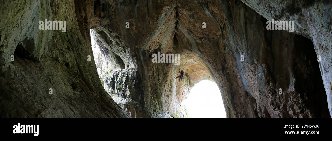 05/05/14 Scott Anderson, 36, climbs one of Britain's longest roof ...