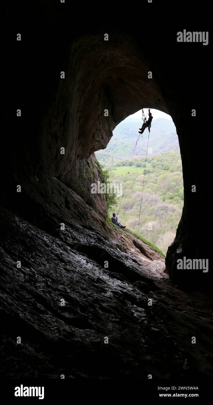 05/05/14 Scott Anderson, 36, climbs one of Britain's longest roof ...