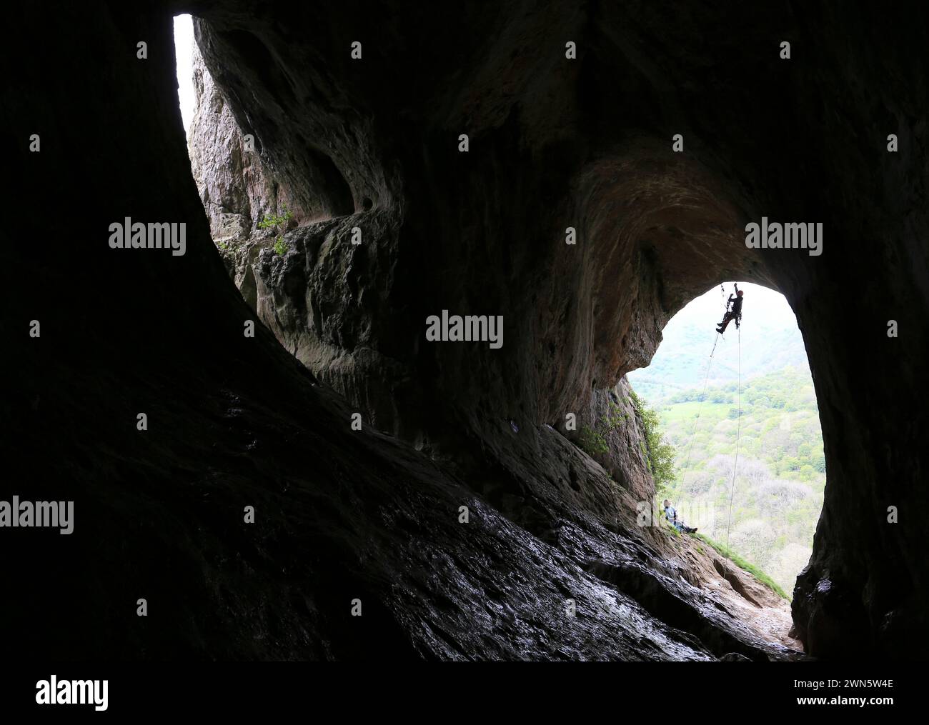 05/05/14 Scott Anderson, 36, climbs one of Britain's longest roof ...