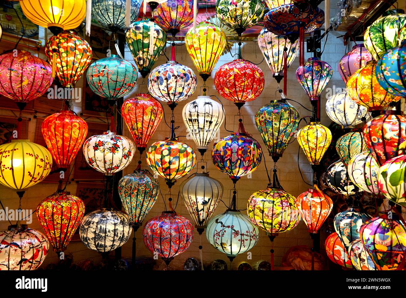 Asian traditional lanterns hi-res stock photography and images - Alamy