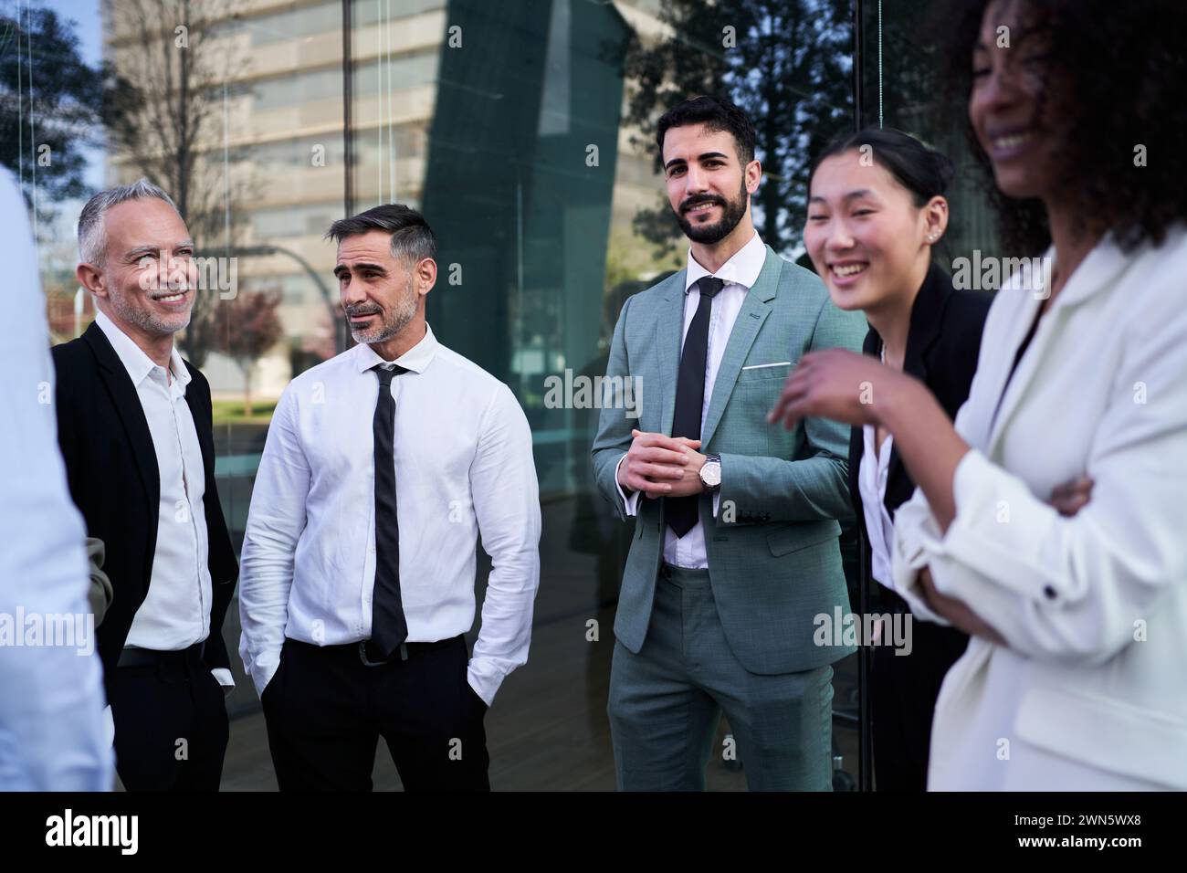 People standing outside a building hi-res stock photography and images ...