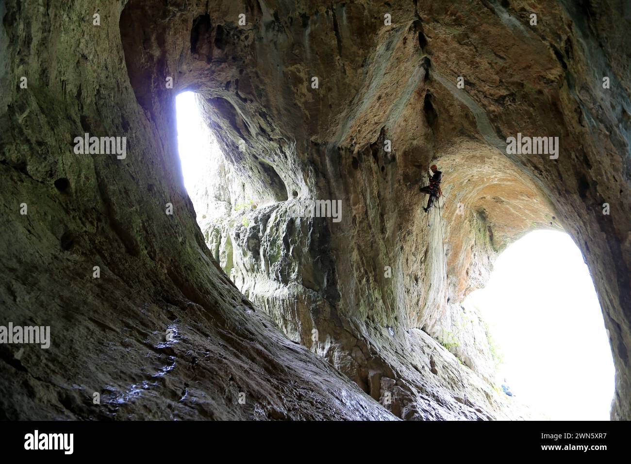 05/05/14 Scott Anderson, 36, climbs one of Britain's longest roof ...