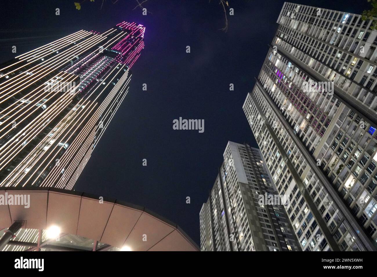 Skyscraper night low angle hi-res stock photography and images - Alamy