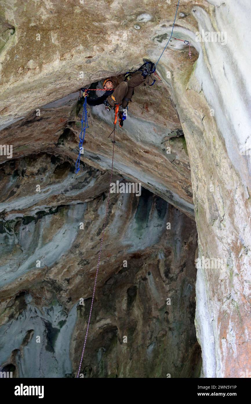 05/05/14 Scott Anderson, 36, climbs one of Britain's longest roof ...