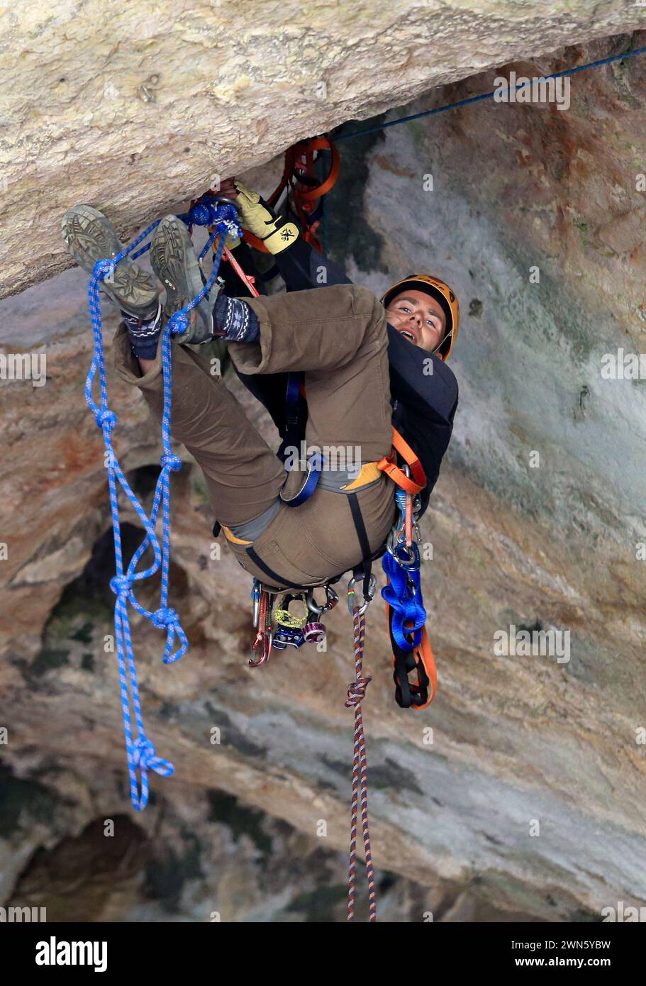 05/05/14 Scott Anderson, 36, climbs one of Britain's longest roof ...