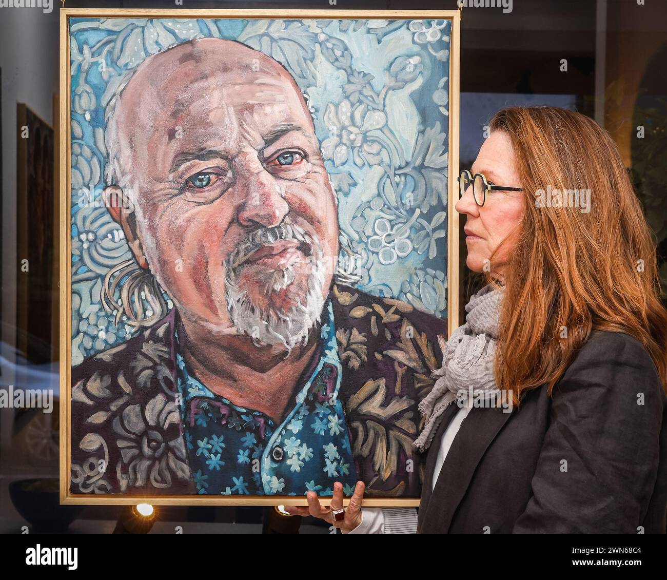 London, UK, 29th Feb 2024. Artist Belinda Eaton with her portrait of ...