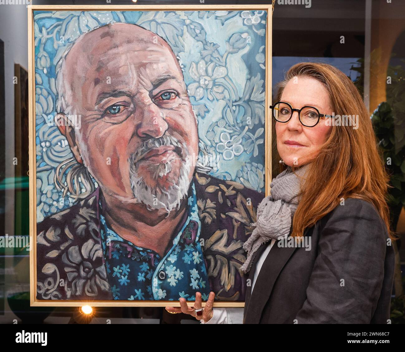 London, UK. 29th Feb, 2024. Artist Belinda Eaton with her portrait of ...