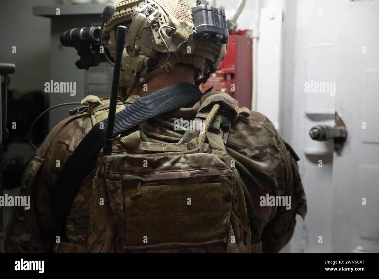 A U.S. Army Green Beret from 10th Special Operations Group (Airborne ...