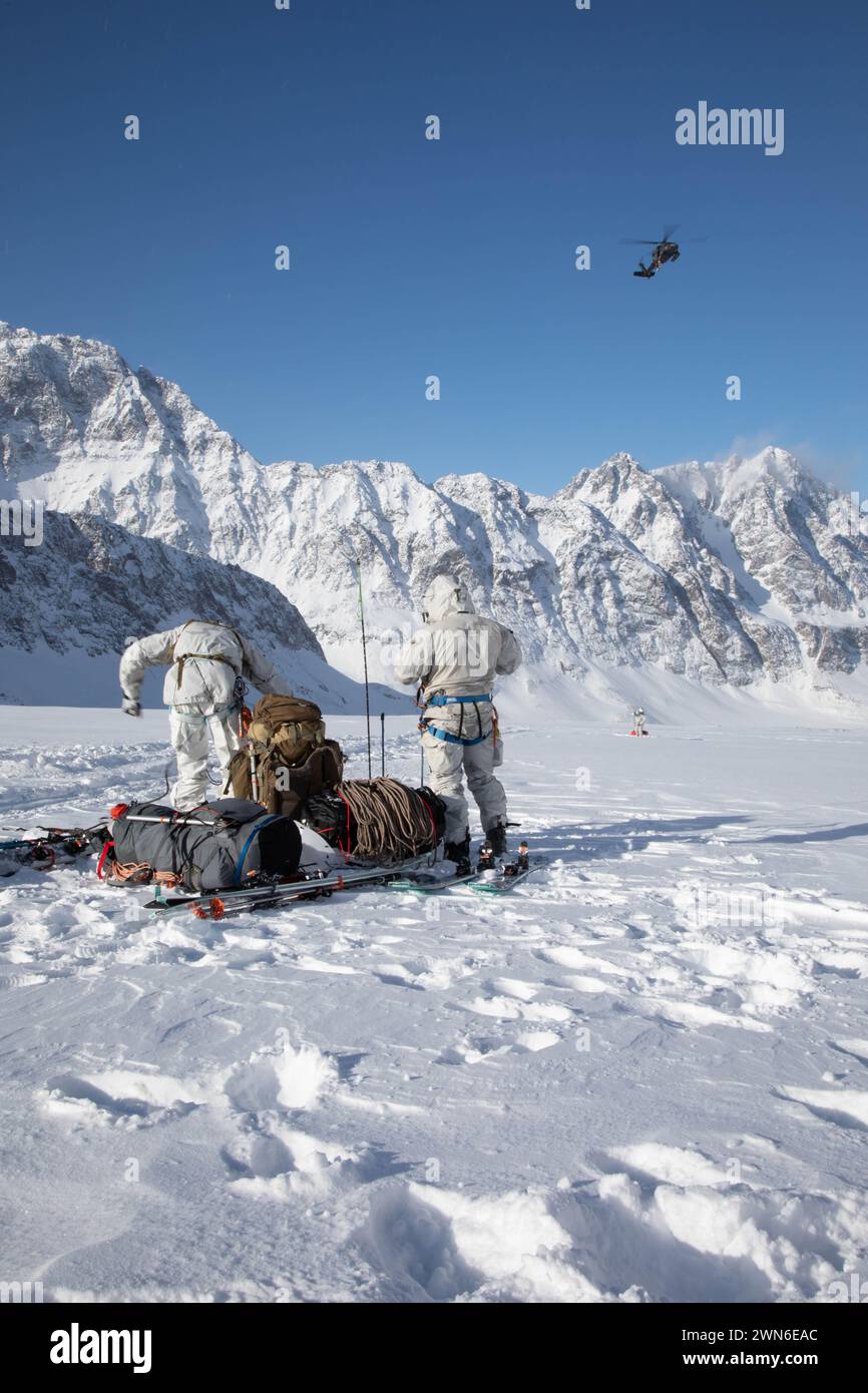A team from the U.S. Army 10th Special Forces Group (Airborne) Special ...
