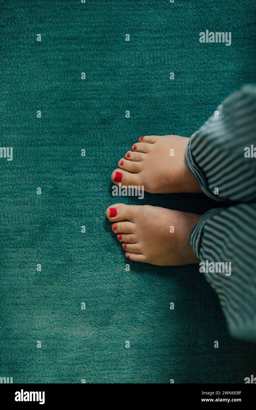 Woman looking down at feet hi-res stock photography and images - Alamy