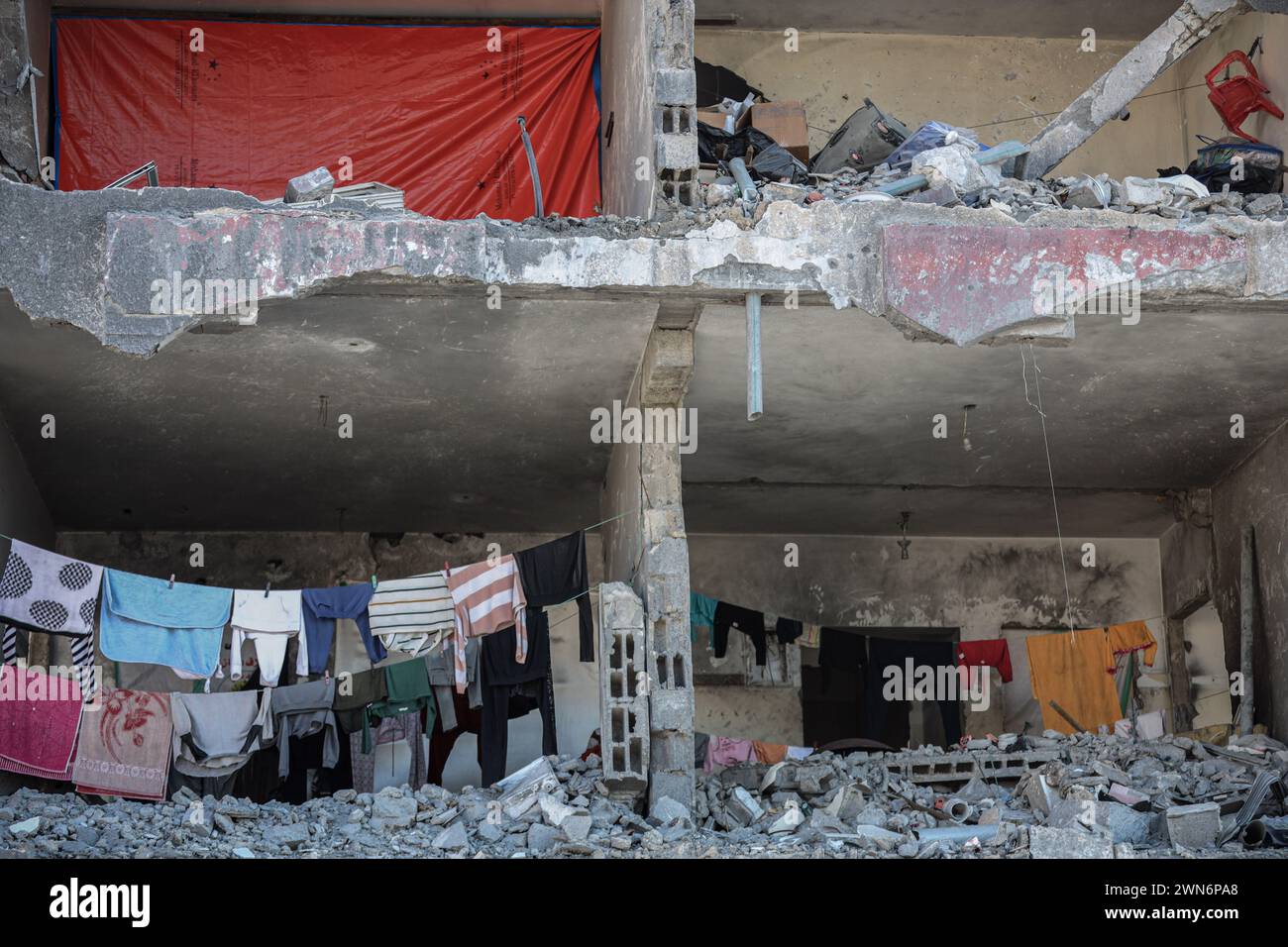 Gaza, Gaza, Palestinian Territories. 28th Feb, 2024. Laundry hangs to ...